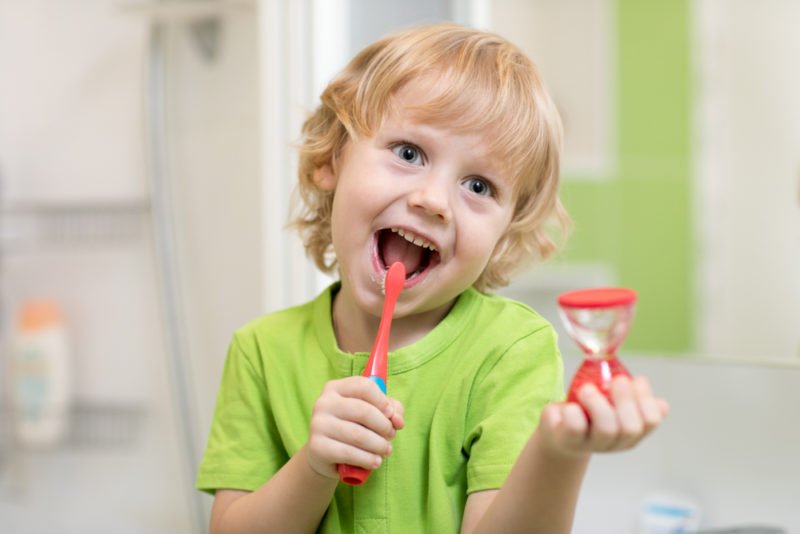 Brosse à dents lumineuse enfant : notre guide complet
