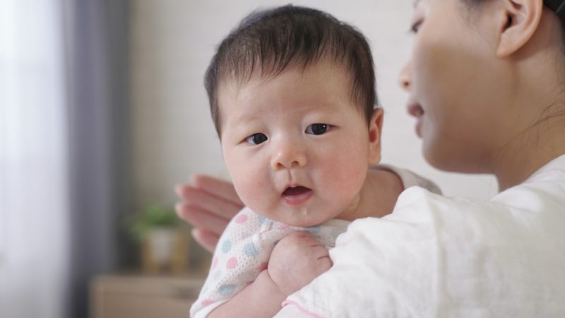 5 astuces pour aider bébé à faire son rot après la tétée